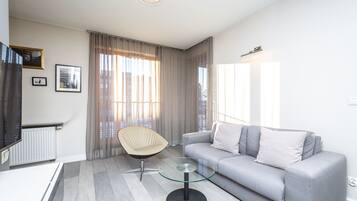 Apartamento Comfort | Sala | Televisor de ecrã plano de 37 polegadas com canais via satélite