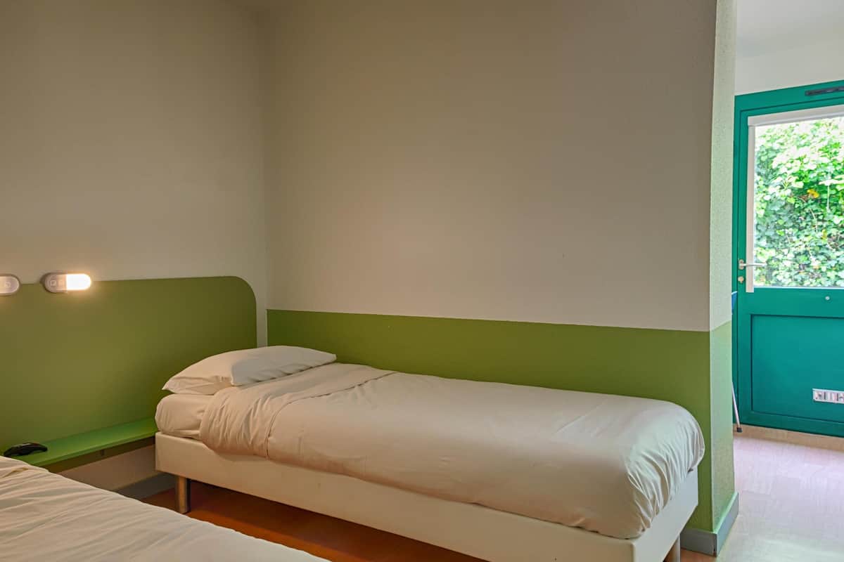 Quarto duplo, 2 camas de solteiro | Cortinas blackout, Wi-Fi de cortesia, roupa de cama
