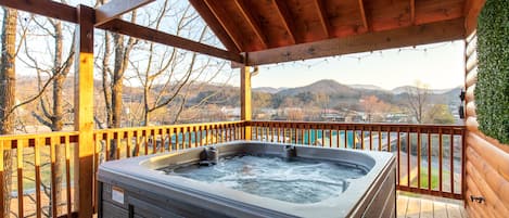 Cabana com design assinado, vários quartos, banheira de imersão, vista para o rio | Banheira de hidromassagem particular