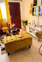 Estúdio Deluxe | Sala de estar | Smart TV de 24 polegadas com canais digitais 