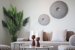 Villa, piscina privativa | Sala de estar | Televisor LCD de 50 polegadas com canais via satélite 