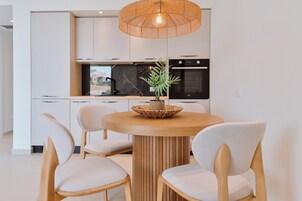 Villa, piscina privativa | Cozinha privada | Um frigorífico/congelador grande, um forno, uma placa de cozinha 