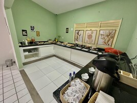 Café da manhã com buffet grátis todos os dias