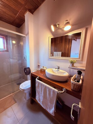 Quarto Duplo Comfort, 1 quarto, vista para a montanha | Casa de banho | Um polibã, um secador de cabelo, toalhas fornecidas, sabão 