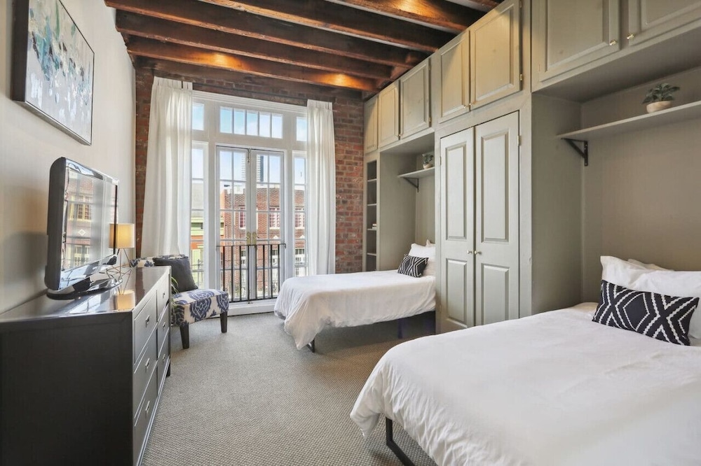 Renovated Arts District Townhouse Steps To Fq - New Orleans, LA