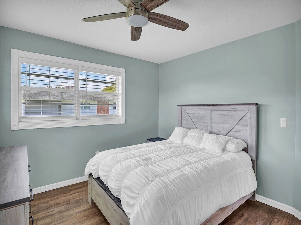 Amazing Location, This 2/2 Is In The Center Of It All! - Vero Beach, FL