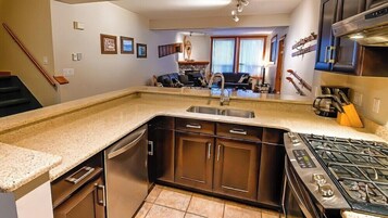 Casa de Férias | Cozinha privada | Um frigorífico/congelador grande, um micro-ondas, um forno