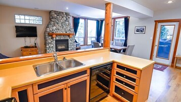 Casa de Férias | Cozinha privada | Um frigorífico/congelador grande, um micro-ondas, um forno 