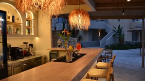 Uma cozinha moderna com bancada de madeira, área de bar e assentos.
