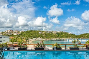 2 piscinas externas, funciona das 10h às 20h, guarda-sóis