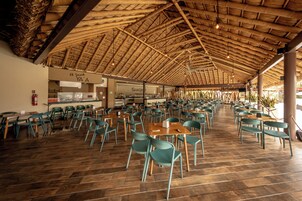 2 restaurantes: servem pequenos-almoços, almoços e jantares