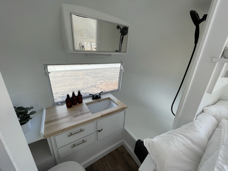 Newly Updated Airstream With Modern Amenities On The Bank Of The Colorado River. - Colorado