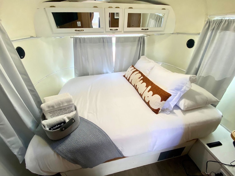 Newly Updated Airstream With Modern Amenities On The Bank Of The Colorado River. - Colorado