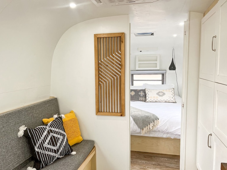 Newly Updated Airstream With Modern Amenities On The Bank Of The Colorado River. - Colorado