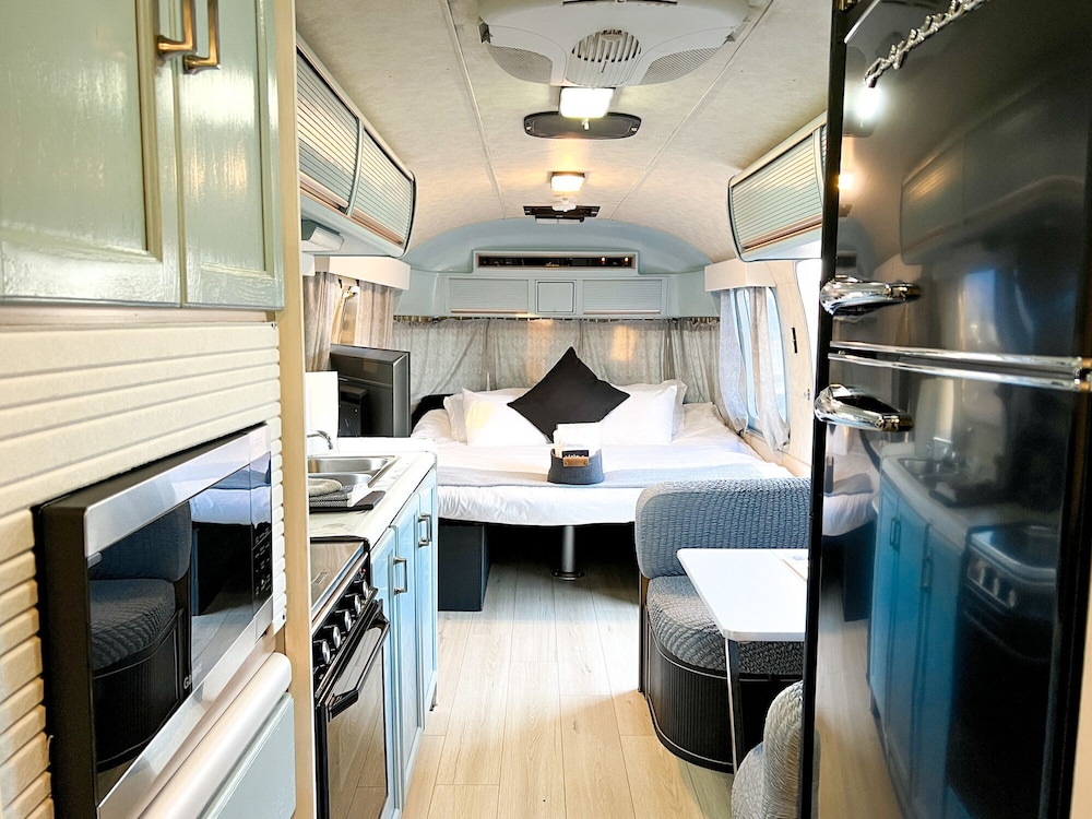 Newly Updated Airstream With Modern Amenities On The Bank Of The Colorado River. - Colorado