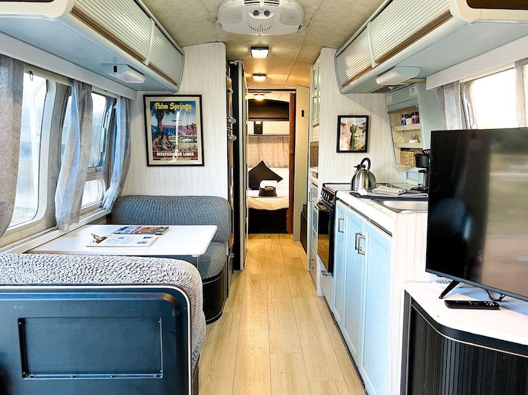 Newly Updated Airstream With Modern Amenities On The Bank Of The Colorado River. - Colorado