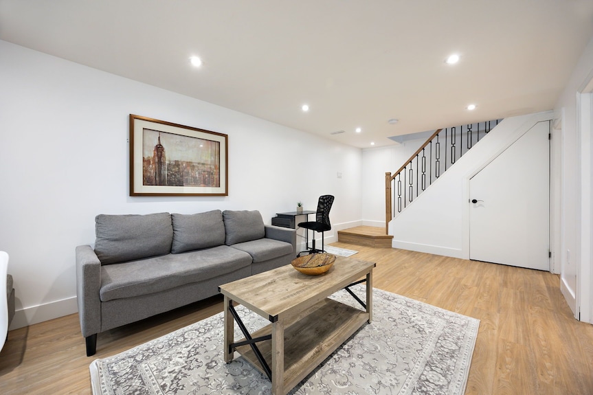 Cozy Entire Apartment - Quiet & Privacy - Ajax