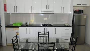 Apartamento Executivo | Cozinha privada | Um frigorífico, um micro-ondas, uma placa de cozinha