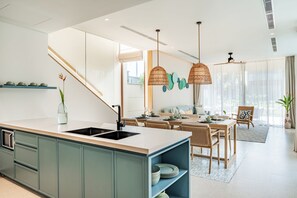 Vila luxo, 3 quartos, piscina particular | Área de estar | TV de tela plana, lareira