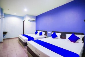 Quarto quádruplo luxo, para não fumantes, banheiro privativo | Escrivaninha, Wi-Fi de cortesia, roupa de cama