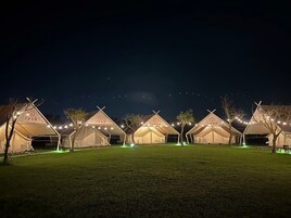 Fachada do alojamento (tarde/noite)