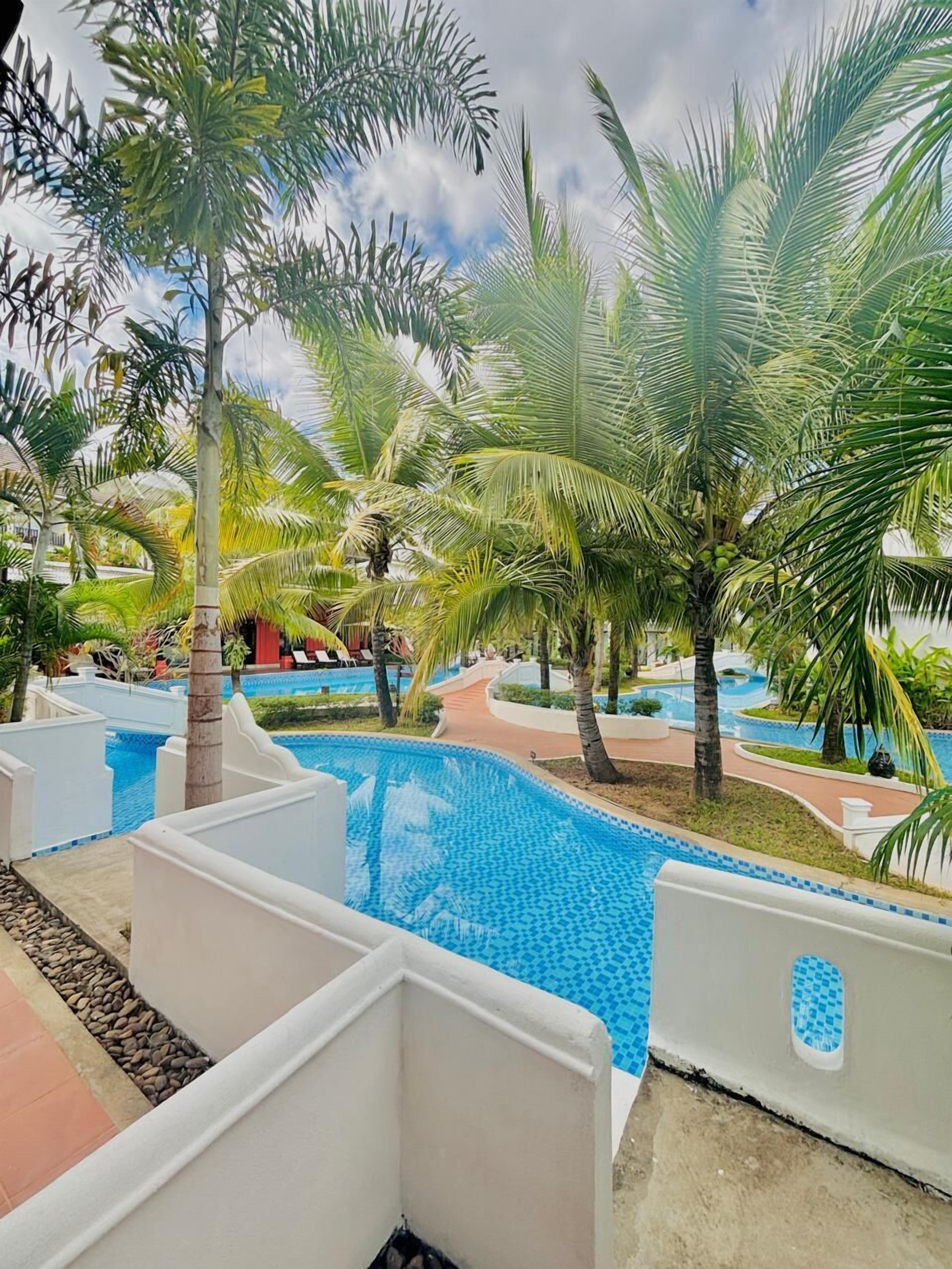 Quarto Duplo Deluxe, 1 cama king-size, junto à piscina | Minibar grátis, com mobília individualizada, secretária 