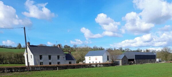 3 Bed Farmhouse - Sleeps 6 - Wifi - Free Parking - County Donegal
