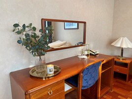 Quarto casal | Escrivaninha, espaço de trabalho para notebook, Wi-Fi de cortesia