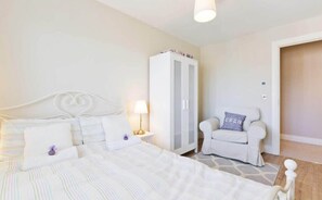 Quarto casal standard, 1 cama de casal | Wi-Fi de cortesia, roupa de cama