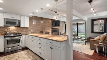 Apartamento em Condomínio Fechado, 2 quartos | Cozinha privada | Um frigorífico, um forno, uma cafeteira/bule, uma torradeira