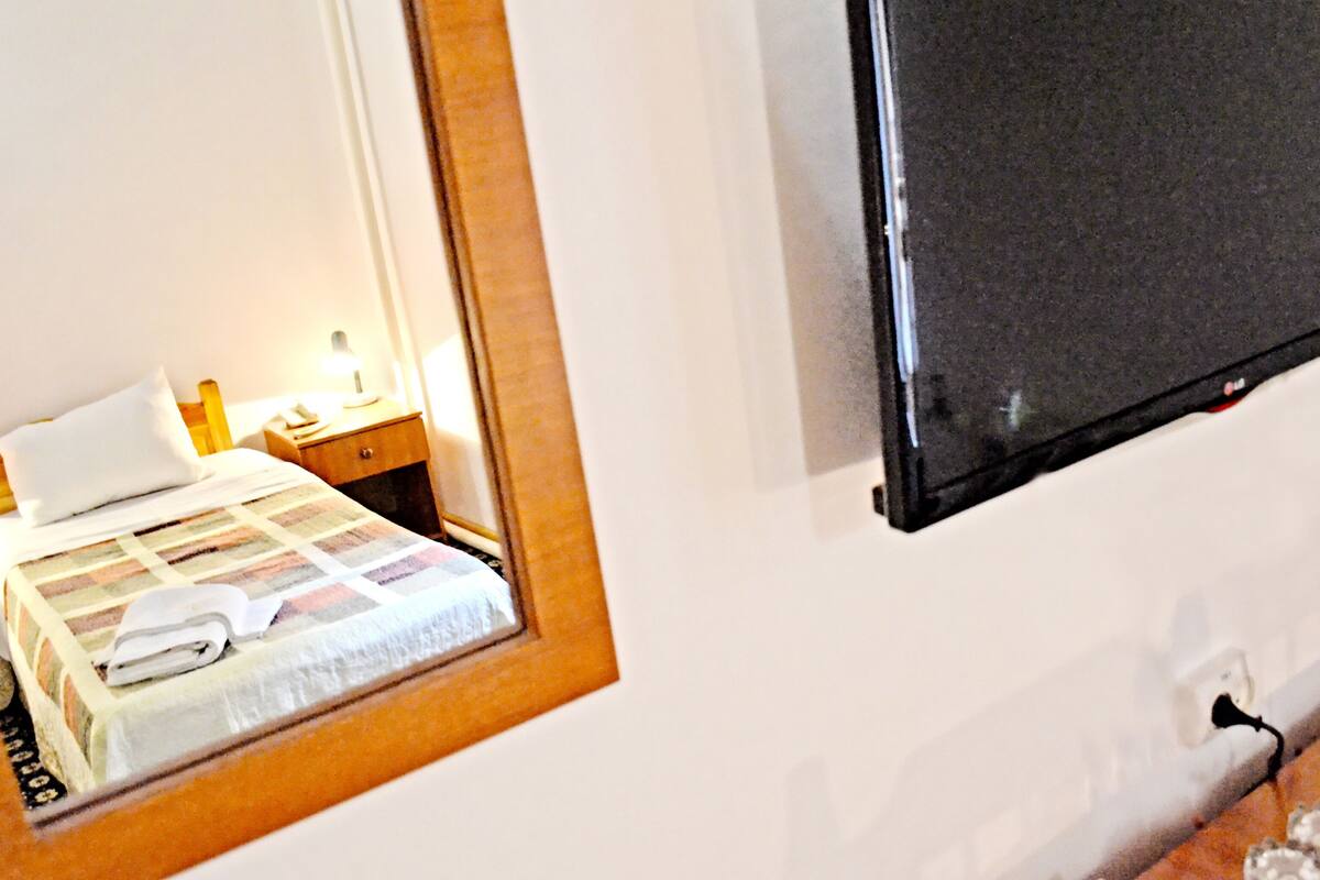 Quarto Individual Superior | Roupa de alta qualidade, edredões de penas, cofre no quarto, secretária 