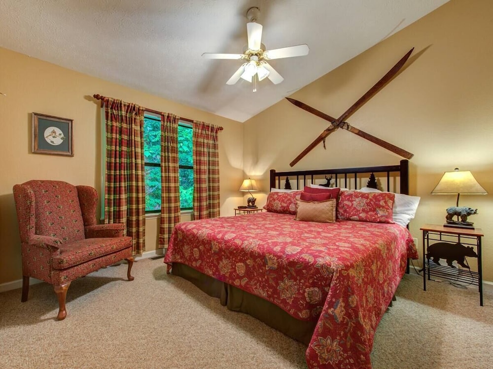 2 Private Hot Tubs • 3 Pools • Pickleball • 2 Mi To Downtown And National Park - Gatlinburg, TN