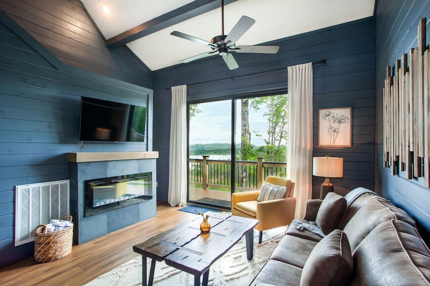 Chalet Amelia -Lake View+hottub+fireplace+arcade! - Douglas Lake, TN