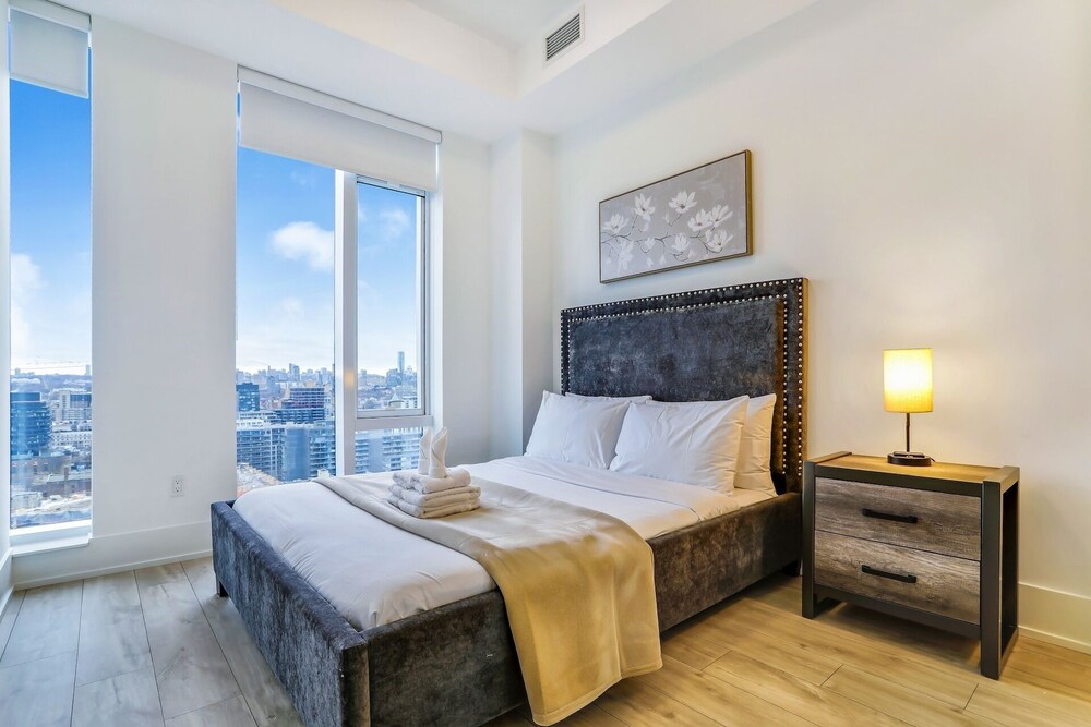 Eat Play Work - New! Front & Spadina Luxury Condo - Toronto | Vrbo