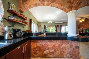 Condo | Cozinha privada | Geladeira grande, micro-ondas, torradeira, liquidificador