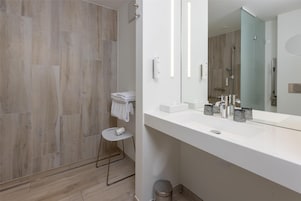Quarto standard, 2 camas de solteiro, acessível | Banheiro | Chuveiro, toalhas de banho