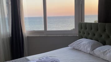 Quarto casal ou duplo luxo, 1 quarto, sacada, vista para o mar | Roupas de cama premium, frigobar, cofres nos quartos, Wi-Fi de cortesia