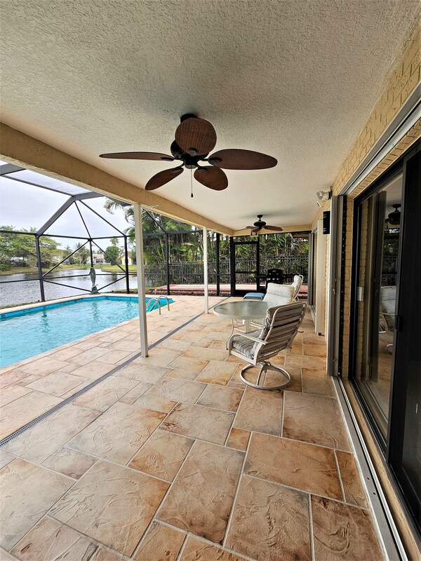 3\/3 Lakefront House  W\/ Heated Pool, Golf Club, Pickleball, Tennis, Near Beach - Boca Raton, FL