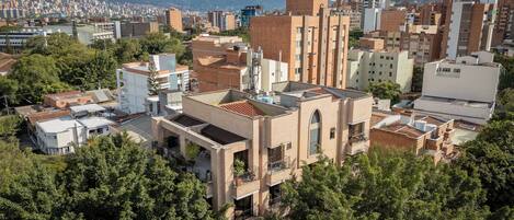 Um edifício alto com várias varandas e um terraço no telhado.