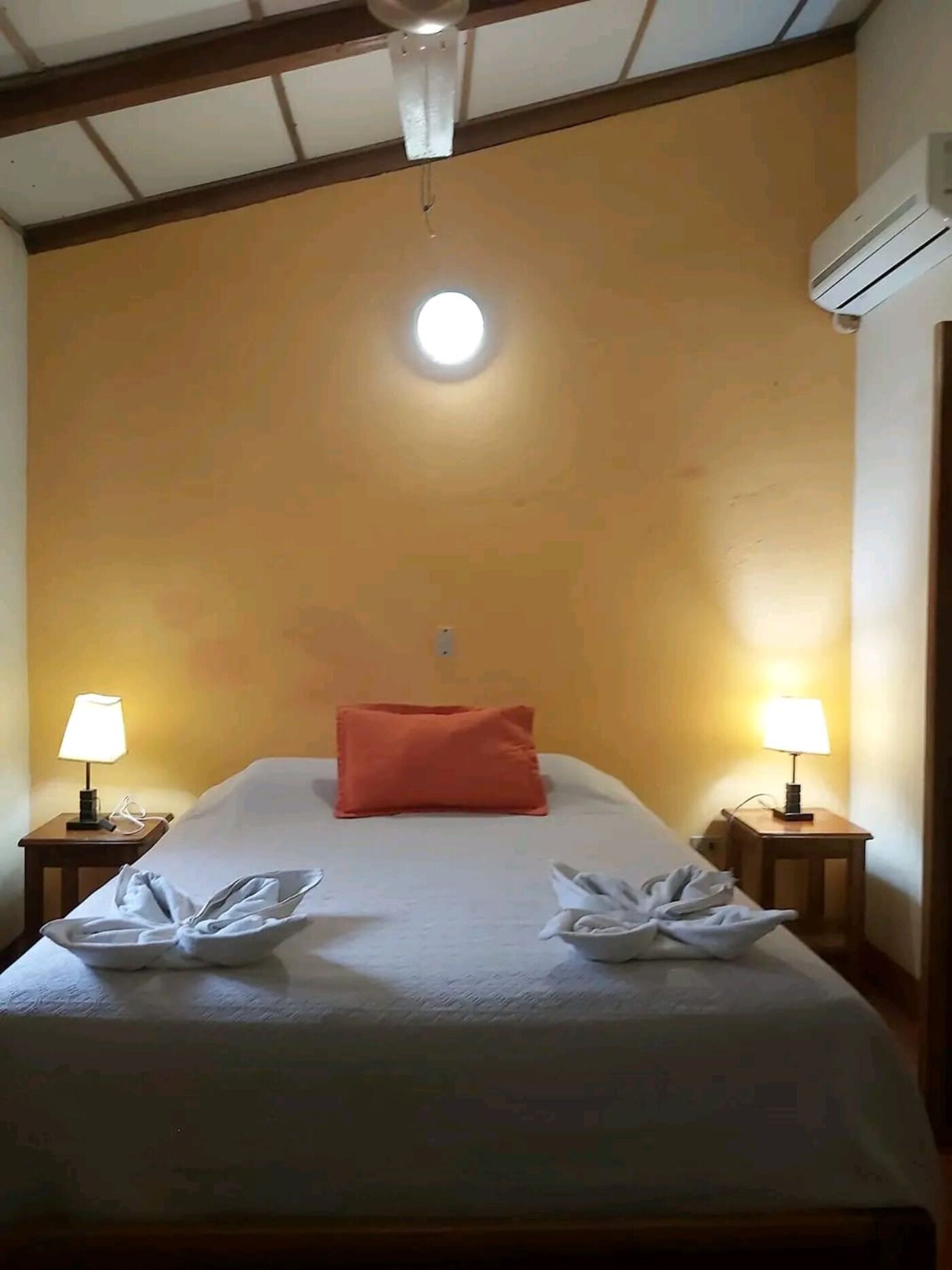 Quarto triplo superior, várias camas, ar-condicionado | Edredons de pluma, individualmente mobiliados