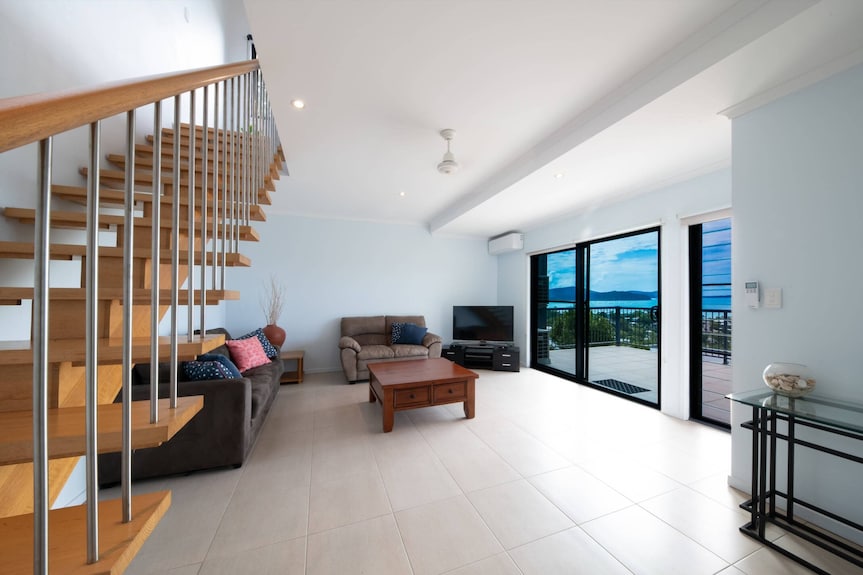 Holiday On The Horizon, Airlie Beach Holiday Home With Jacuzzi - Whitsundays