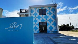 Um edifício moderno com fachada geométrica e um logotipo marcante.