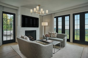 Suíte, várias camas | Área de estar | TV LED