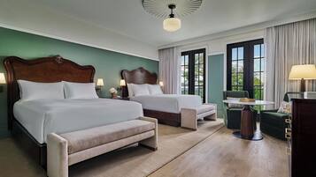 Frigobar, cofres nos quartos, cortinas blackout