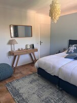 Quarto Twin, casa de banho anexa, vista para a piscina (Bleue) | Roupa de alta qualidade, Wi-fi grátis, com decoração personalizada 