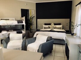 Suite-Estúdio Familiar, 1 quarto | Roupa hipoalergénica, edredões de penas, cofre no quarto