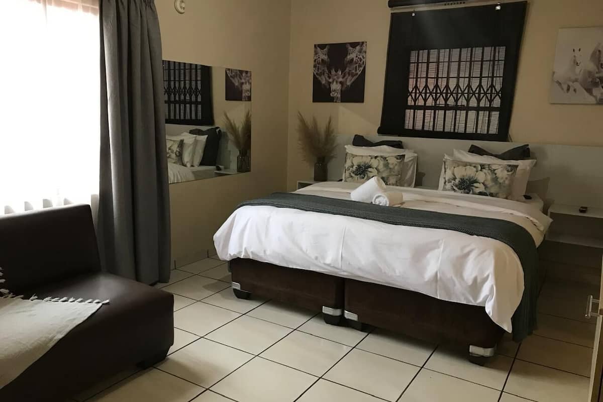 Quarto Exclusivo, 1 cama king-size | Roupa hipoalergénica, edredões de penas, cofre no quarto