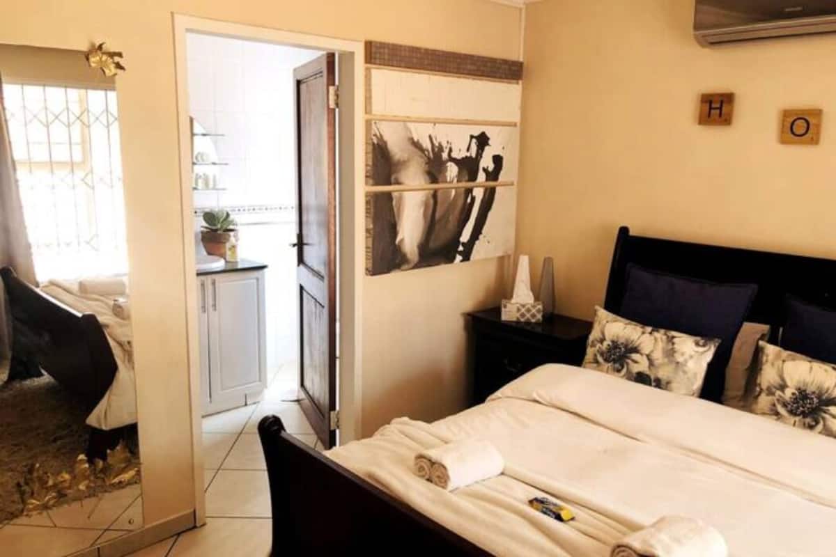Quarto Standard | Roupa hipoalergénica, edredões de penas, cofre no quarto