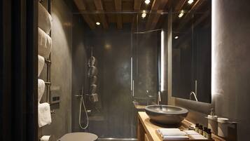 Suite Deluxe | Casa de banho | Um polibã, um chuveiro fixo, artigos de higiene pessoal grátis