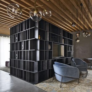 Suite Deluxe | Sala de estar | Televisor plasma de 45 polegadas com canais via satélite